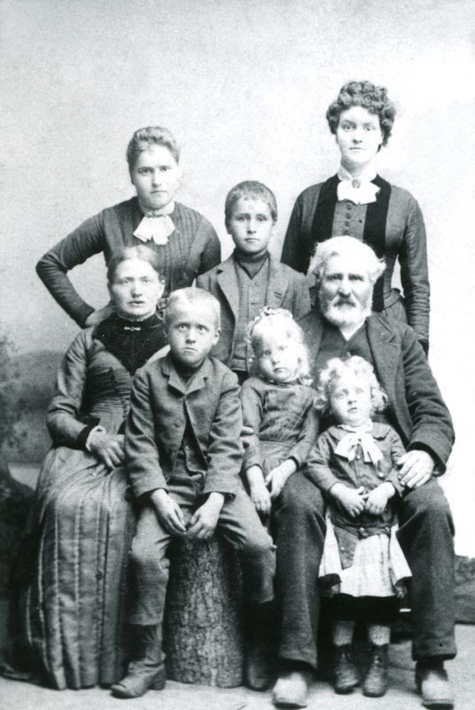d1629 - Edgar and Hannah Doering Byington and family. Standing Effie ...